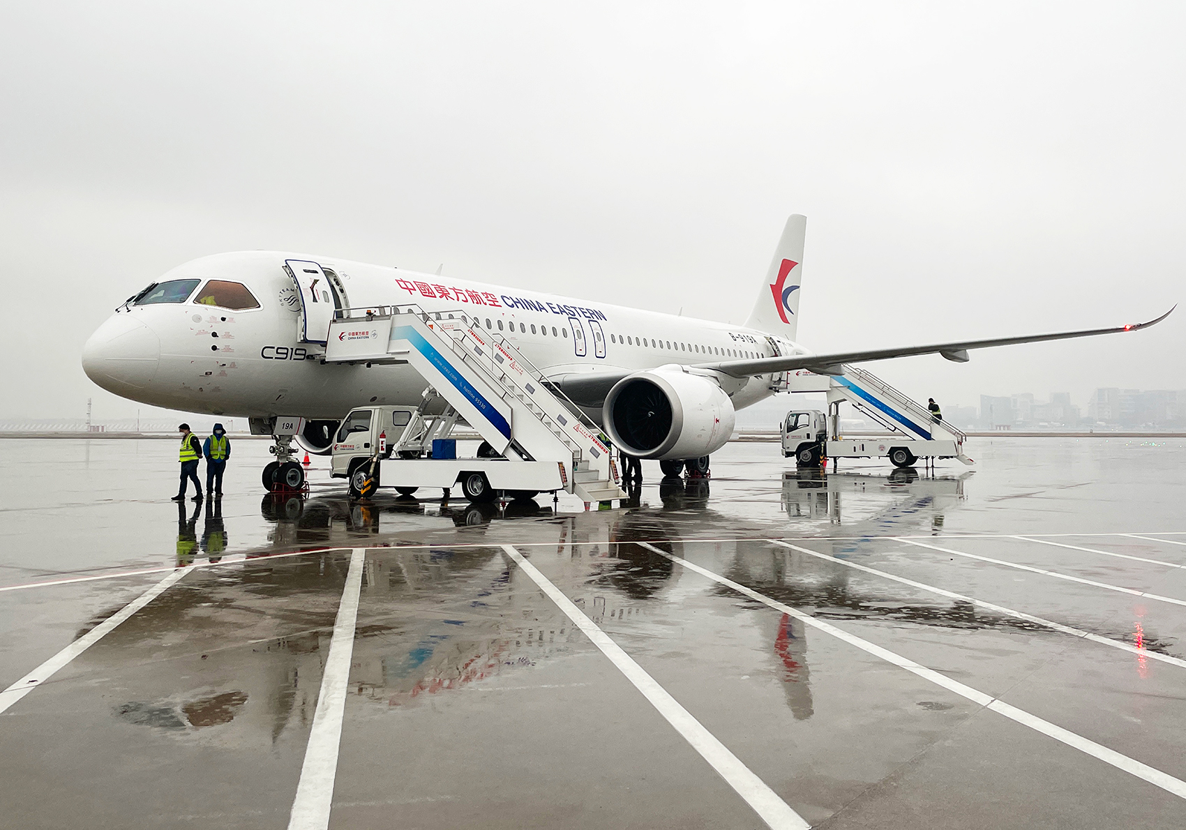 C919集齐三大航司300架订单 业内：期待产能爬坡与运营提升 | 每经网