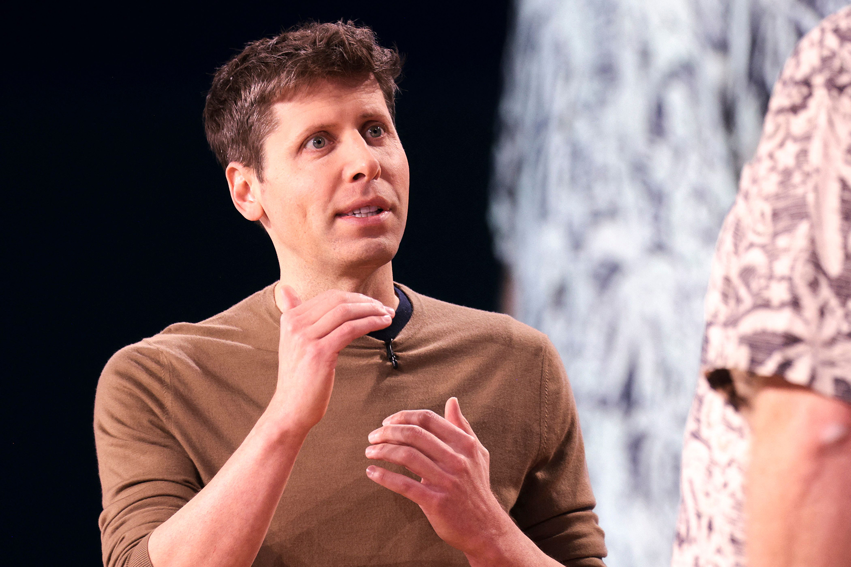 马斯克和黄仁勋“过于亲密”，阿尔特曼出手：为芯片初创公司“站台”筹钱 | 每日经济新闻